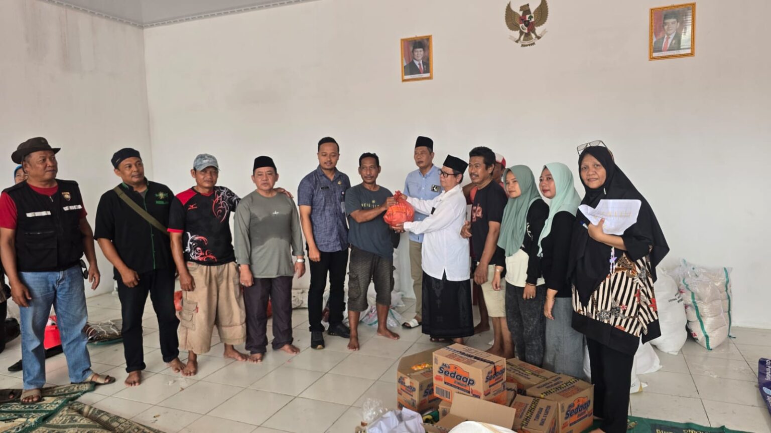 917 Paket Sembako Disalurkan untuk Warga Terdampak Banjir di Sugihwaras ...